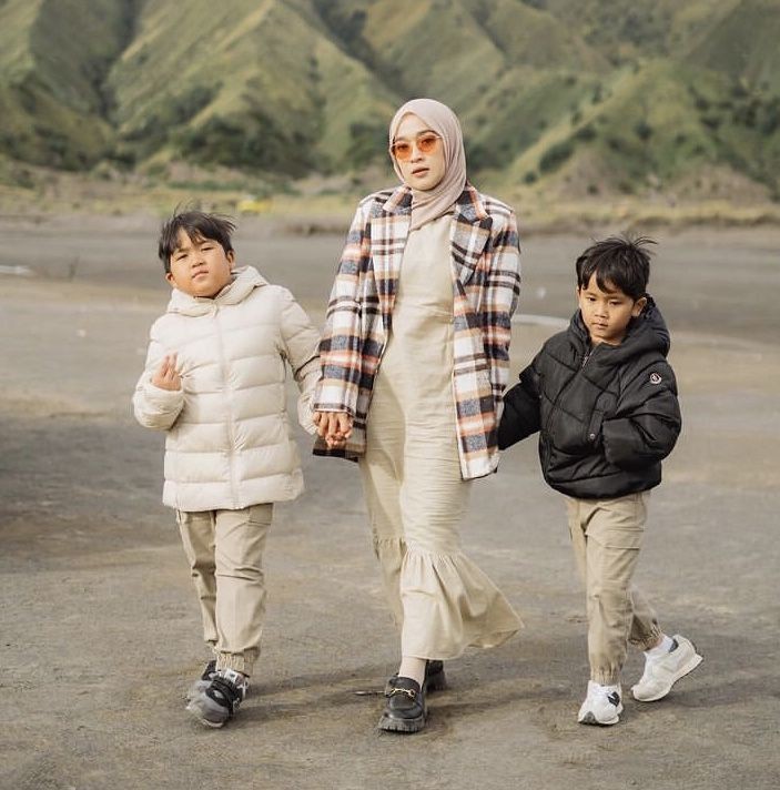 Ririe Fairus ke Bromo, Ini 10 Potretnya Liburan Bareng Anak