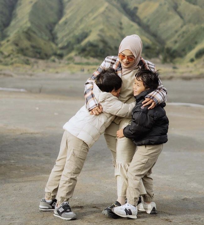 Ririe Fairus ke Bromo, Ini 10 Potretnya Liburan Bareng Anak