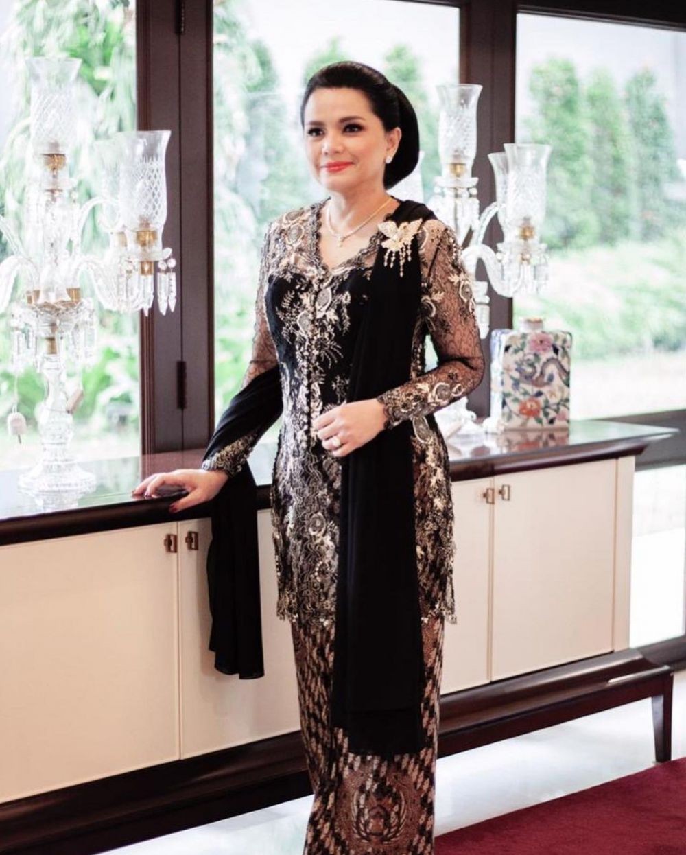 9 Ide Kebaya Brokat Hitam ala Istri Pejabat, Misterius