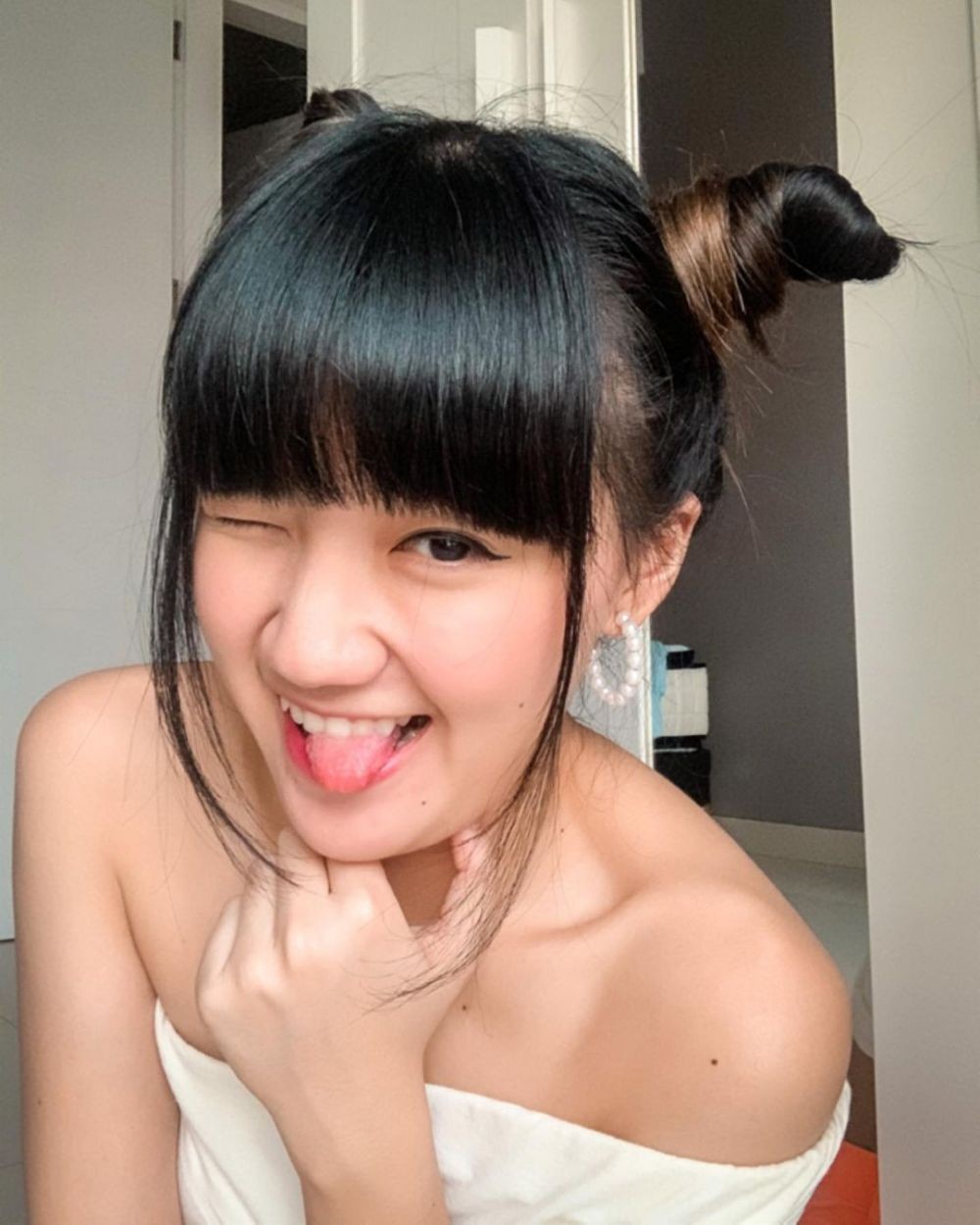 10 Referensi Gaya Rambut ala Cindy Gulla, Selalu dengan Poni