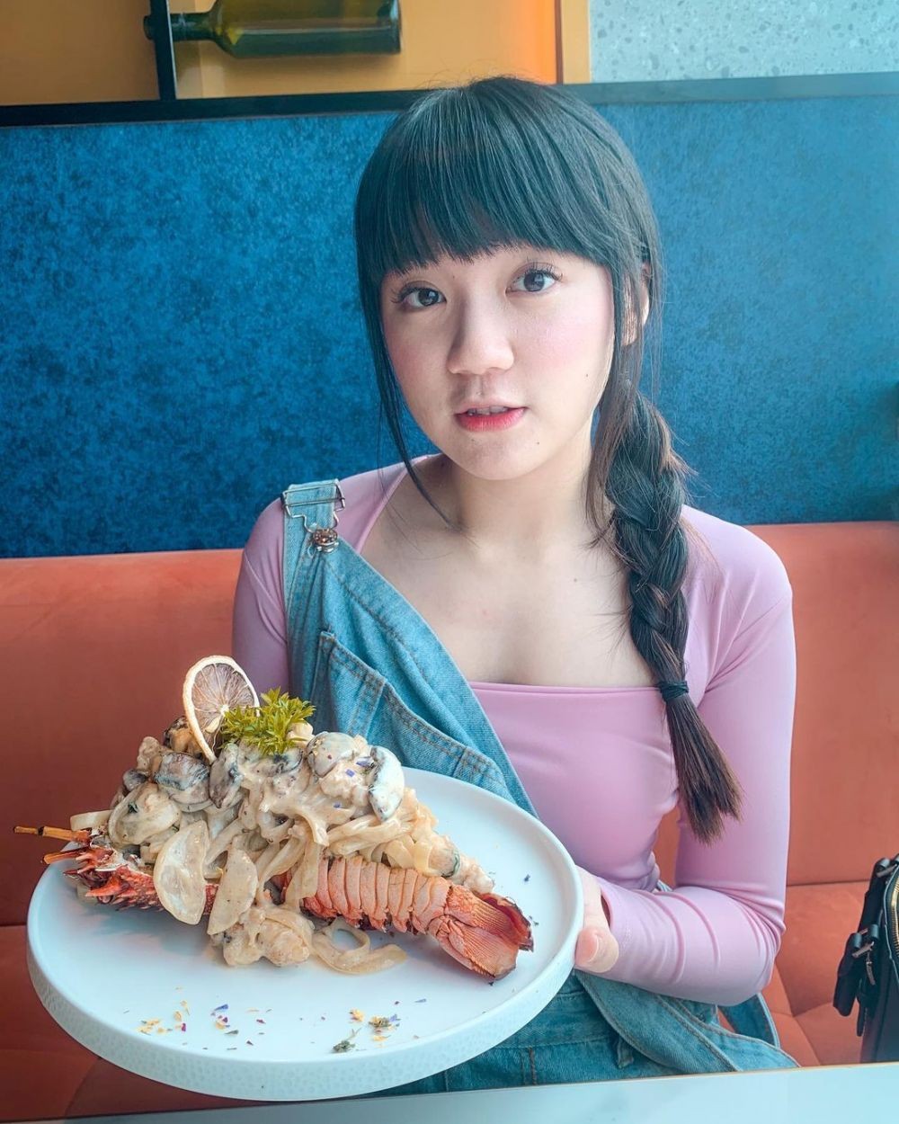 10 Referensi Gaya Rambut ala Cindy Gulla, Selalu dengan Poni