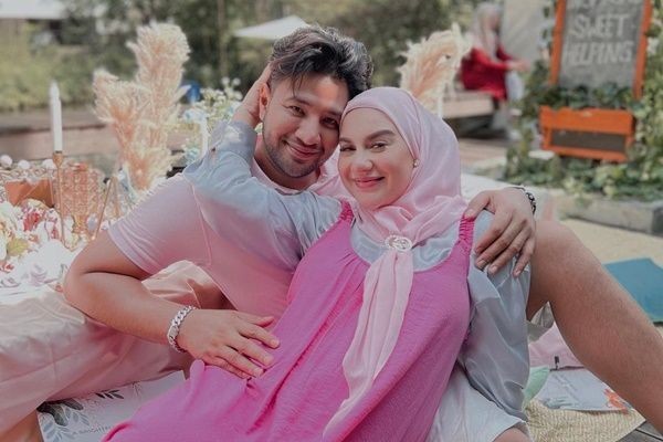 Bikin Iri, Ini 11 Potret Mesra Bintang FTV Ahmad Affandy & Alessia Cestaro
