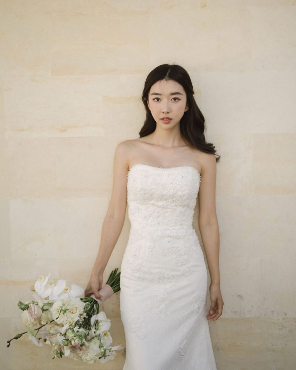 13 Dress Brokat untuk Pernikahan yang Paling Hits dan Modern