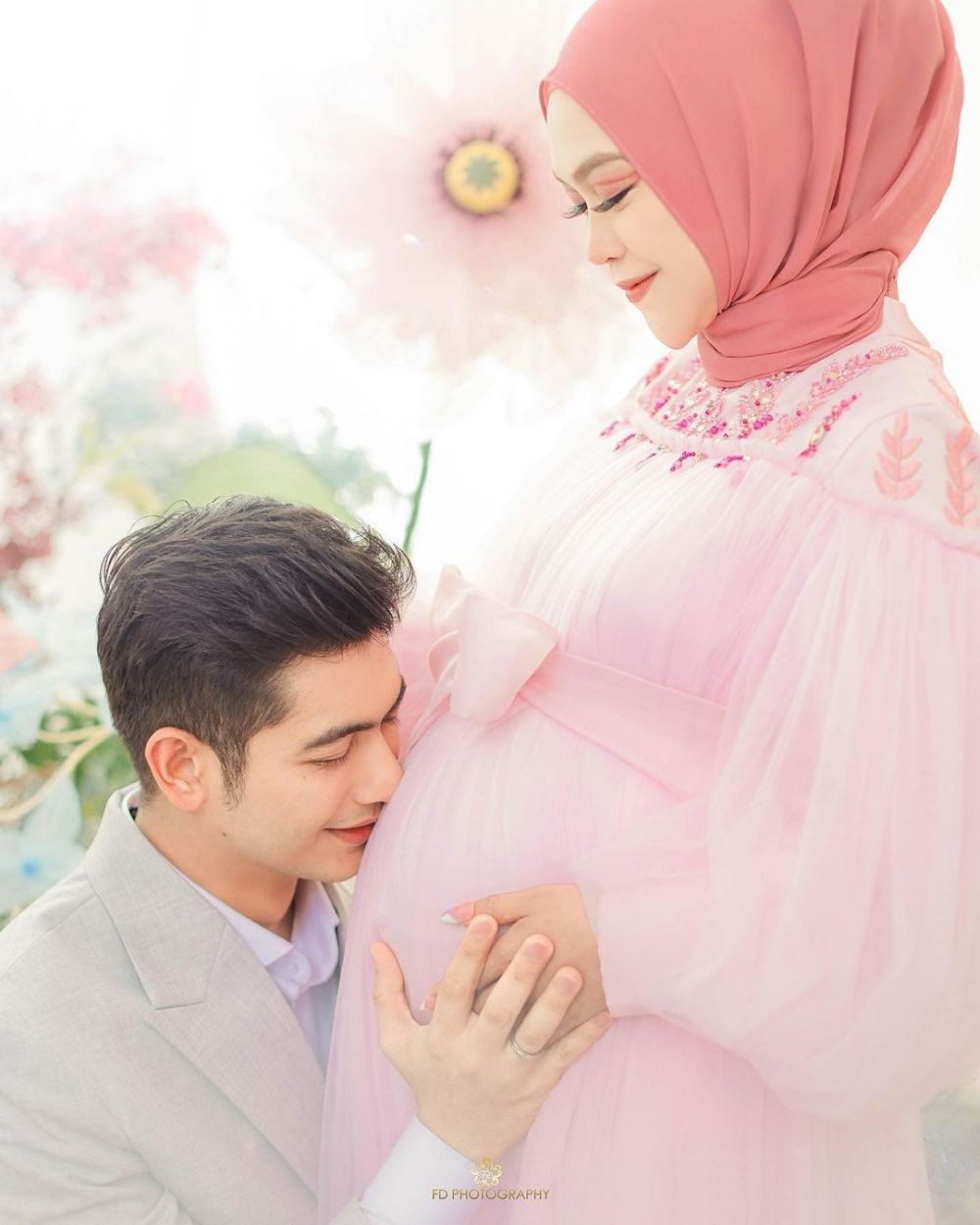 Resmi Jadi Ibu, 10 Maternity Shoot ala Ria Ricis yang Unik