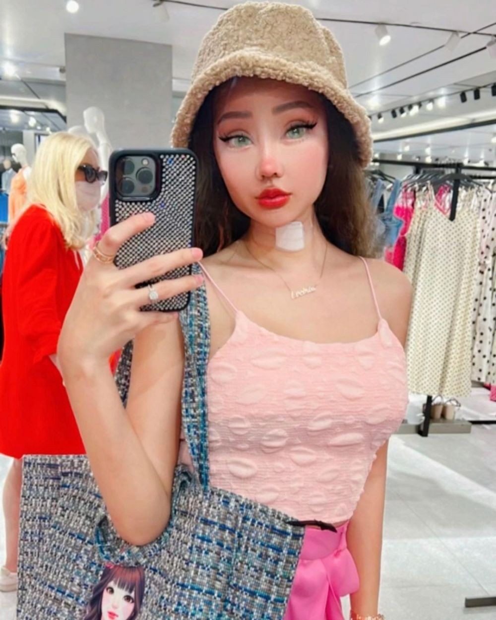 Lucinta Luna Jalan-jalan di Busan, Pakai Filter Tutupi Wajah Lucinta Luna Jalan-jalan di Busan, Pakai Filter Tutupi Wajah