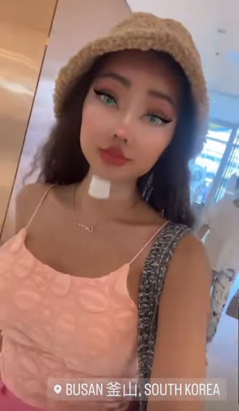 Lucinta Luna Jalan-jalan di Busan, Pakai Filter Tutupi Wajah Lucinta Luna Jalan-jalan di Busan, Pakai Filter Tutupi Wajah