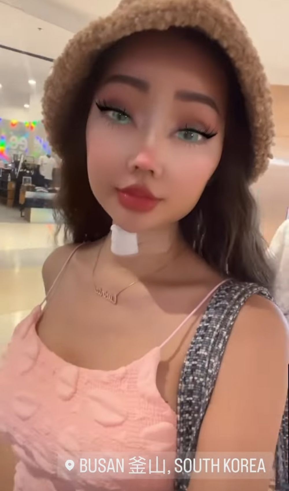 Lucinta Luna Jalan-jalan di Busan, Pakai Filter Tutupi Wajah Lucinta Luna Jalan-jalan di Busan, Pakai Filter Tutupi Wajah