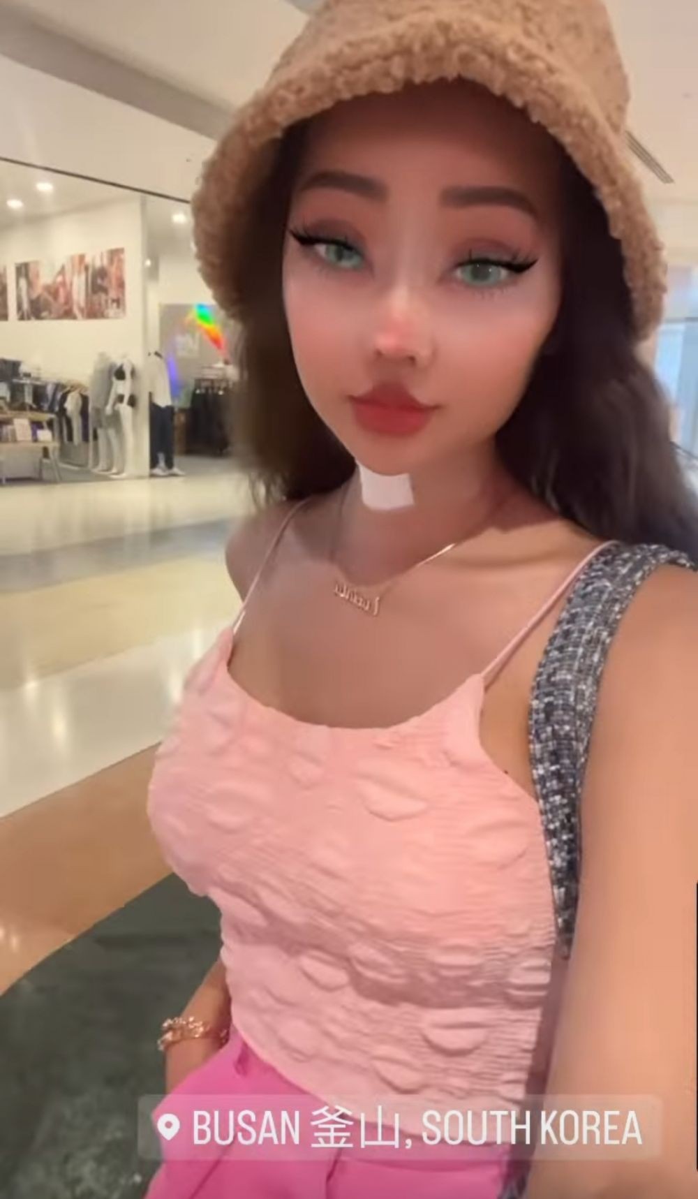 Lucinta Luna Jalan-jalan di Busan, Pakai Filter Tutupi Wajah Lucinta Luna Jalan-jalan di Busan, Pakai Filter Tutupi Wajah