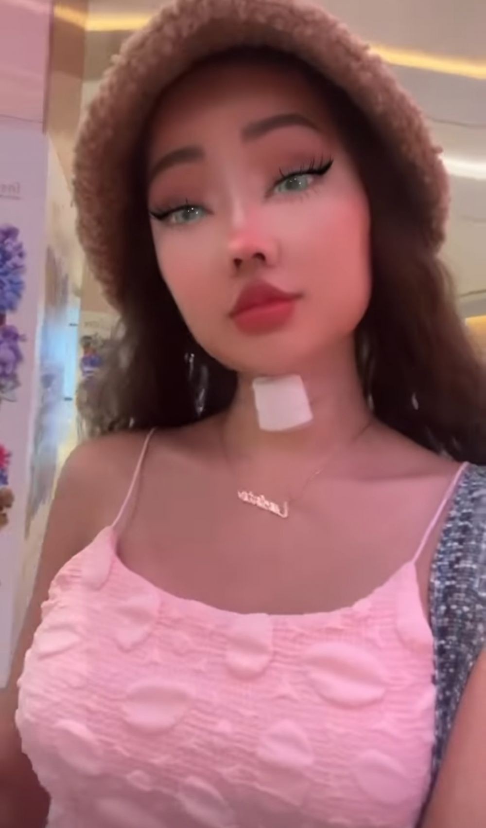 Lucinta Luna Jalan-jalan di Busan, Pakai Filter Tutupi Wajah Lucinta Luna Jalan-jalan di Busan, Pakai Filter Tutupi Wajah