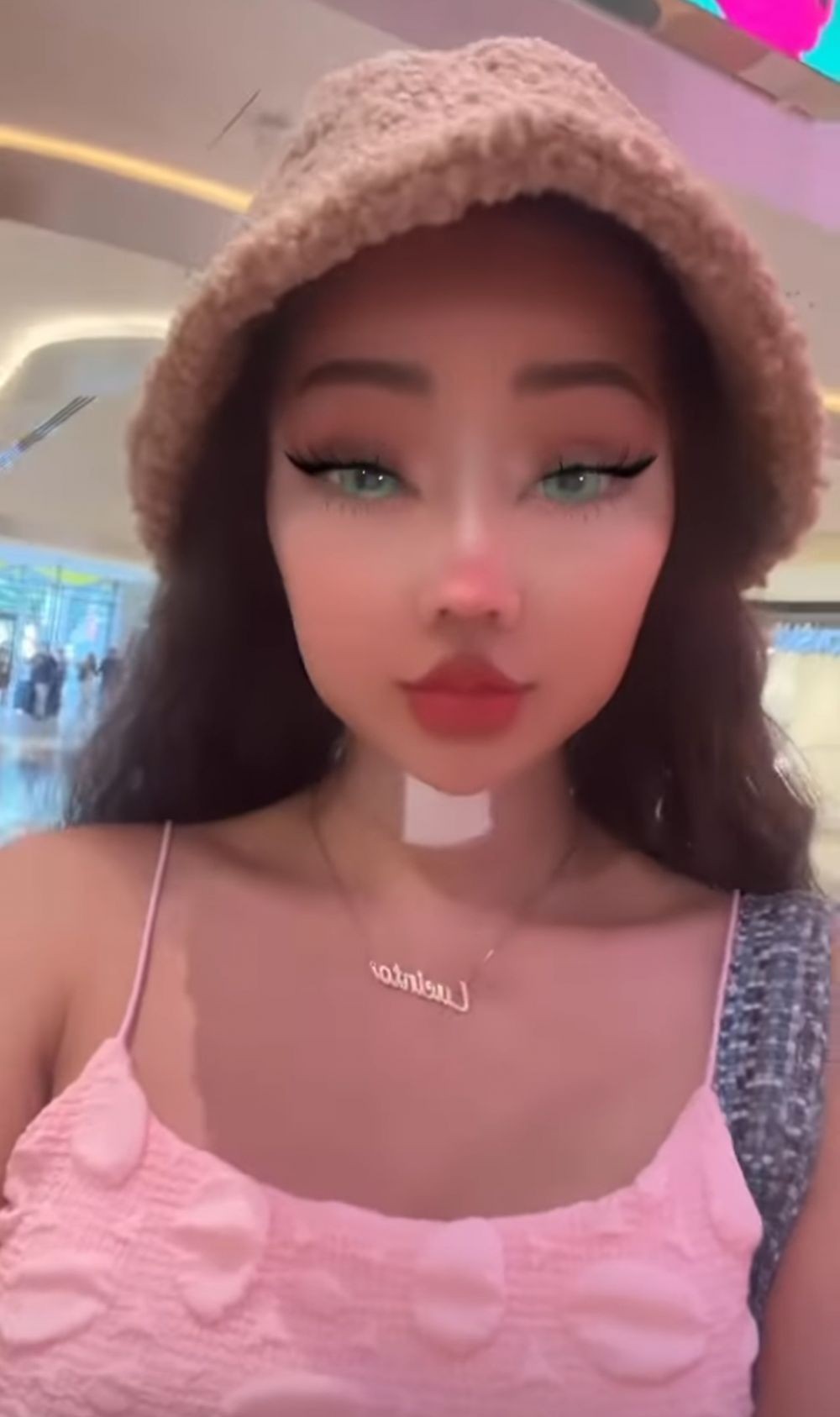 Lucinta Luna Jalan-jalan di Busan, Pakai Filter Tutupi Wajah Lucinta Luna Jalan-jalan di Busan, Pakai Filter Tutupi Wajah
