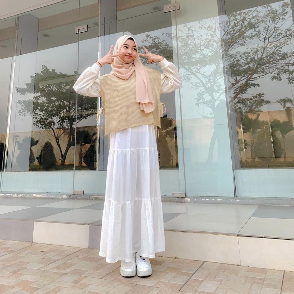 10 Ide Styling Rok Putih dengan Atasan Pastel, Feminin!