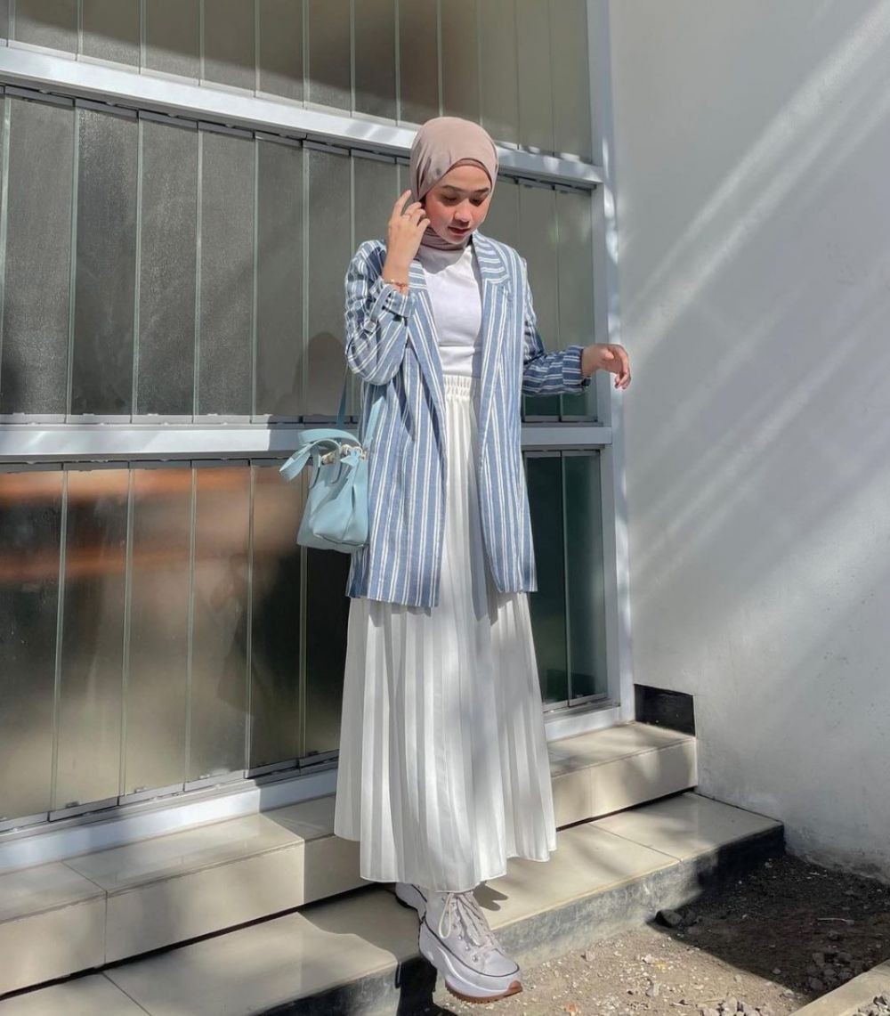 10 Ide Styling Rok Putih dengan Atasan Pastel, Feminin!