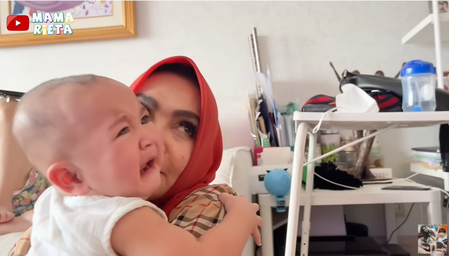 Potret Rayyanza Nangis Kejer, Cemburu Sus Rini Gendong Aruni Potret Rayyanza Nangis Kejer, Cemburu Sus Rini Gendong Aruni