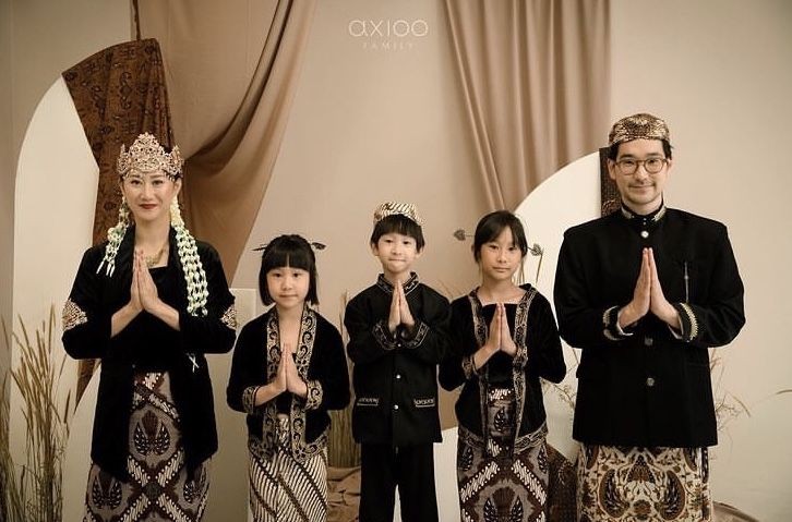 10 Pemotretan Kimbab Family dengan Adat Sunda, Anggun!