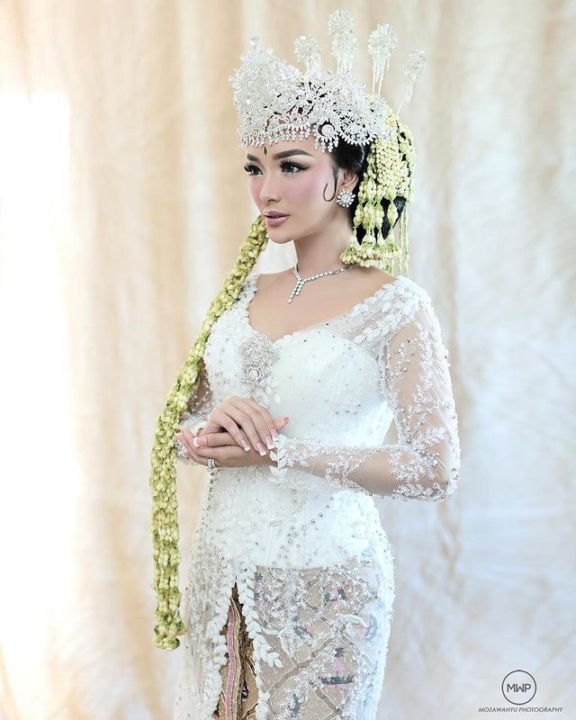 11 Inspirasi Wedding Makeup Adat Sunda ala Seleb, Anggun!