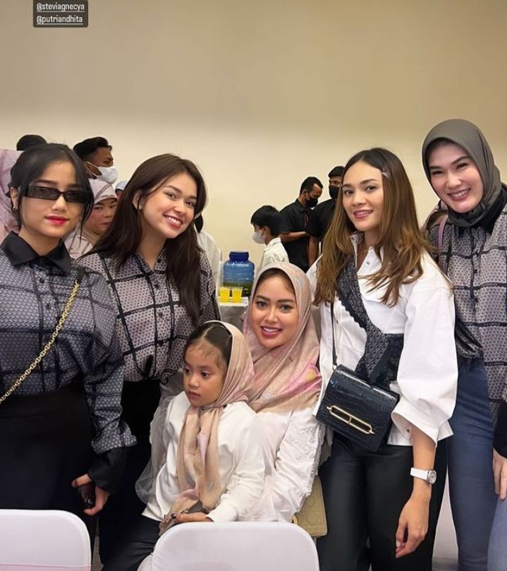 10 Potret Stevi Agnecya Kini Berhijab, Didoakan Istikamah