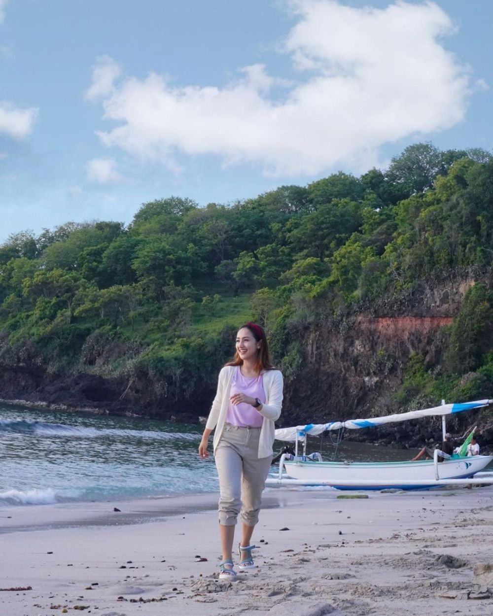 9 OOTD Sporty sampai Girly ala Nadia Alaydrus, Fashionable!