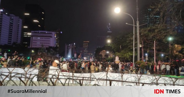 Demo Tolak BBM Bubar, Massa GNPR Tinggalkan Patung Kuda Demo Tolak BBM Bubar, Massa GNPR Tinggalkan Patung Kuda