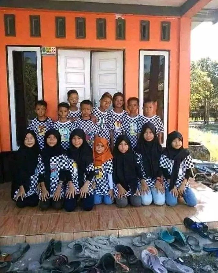 10 Potret Outfit Orang Lagi Kumpul Ini Bikin Kucek Mata 10 Potret Outfit Orang Lagi Kumpul Ini Bikin Kucek Mata