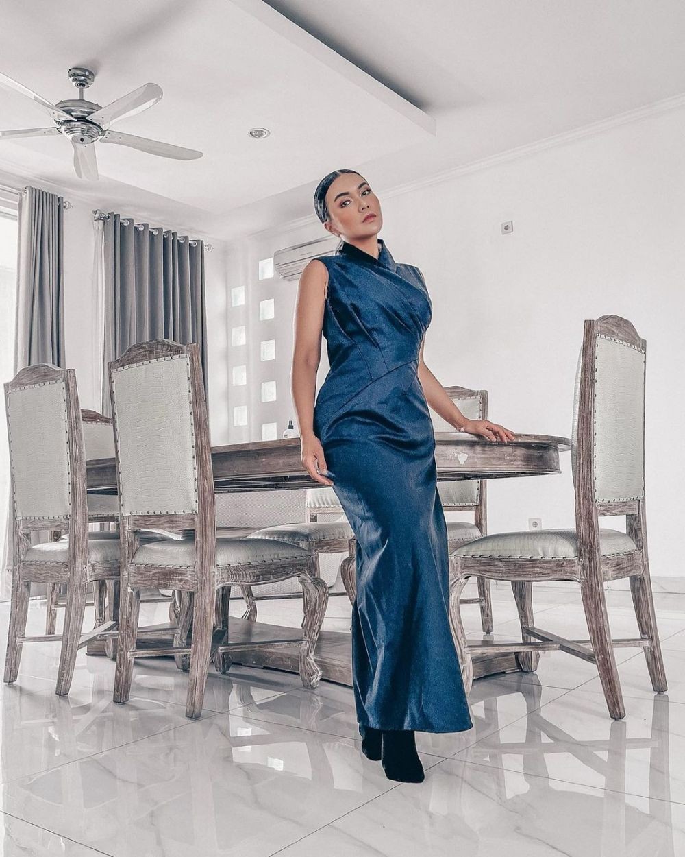 9 Koleksi Dress Mewah ala Denada Tambunan, Referensi Glamor!