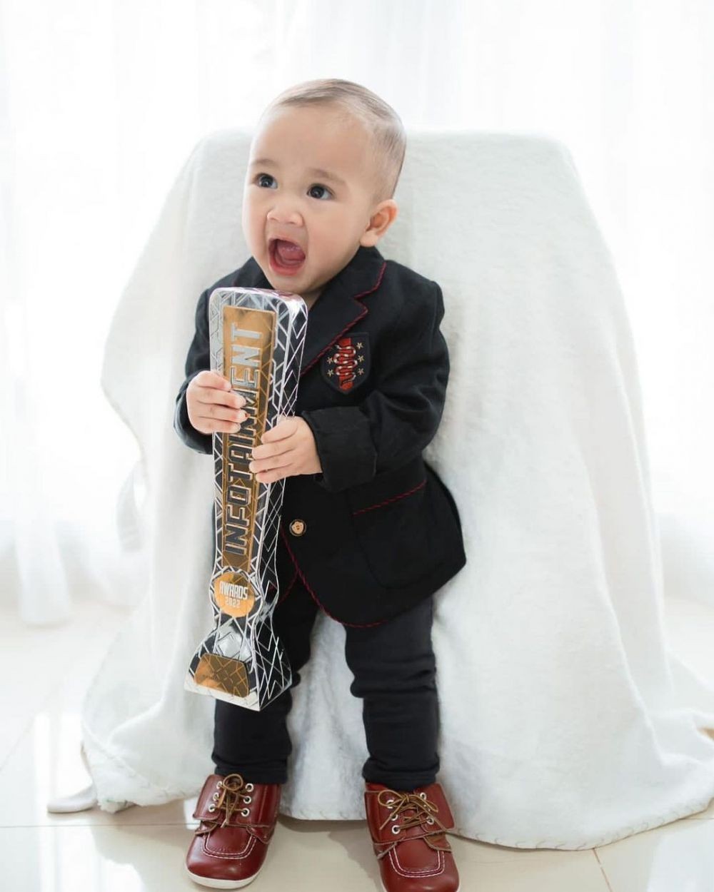 9 Potret Rayyanza Raih Piala Penghargaan Pertamanya