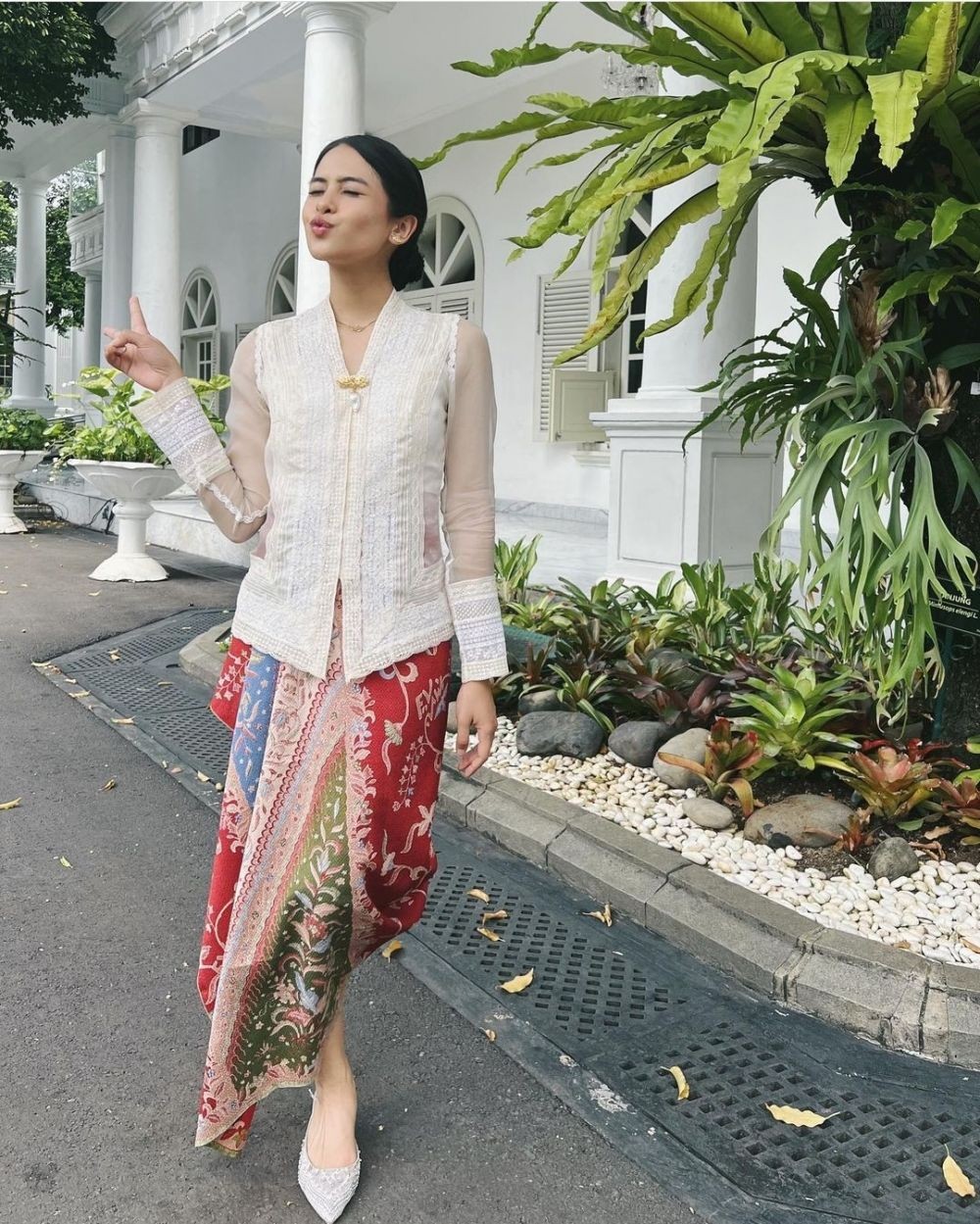 12 Kebaya untuk Dress Code Busana Nasional, Klasik Banget