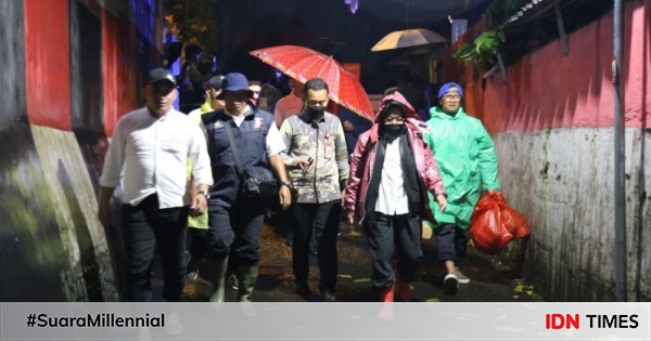 Mensos Risma Temui Korban Longsor Di Kota Bogor