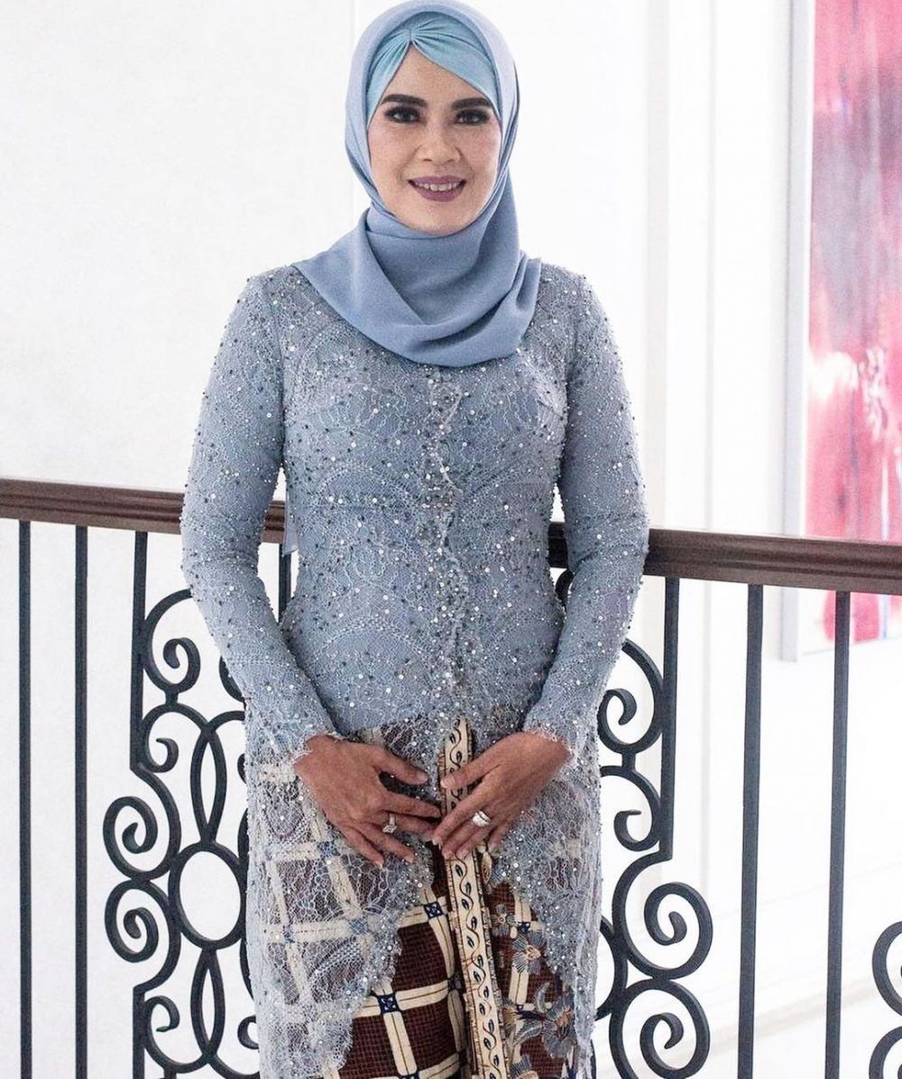 10 Kebaya dan Dress Nuansa Pastel Karya Desainer Dewangga
