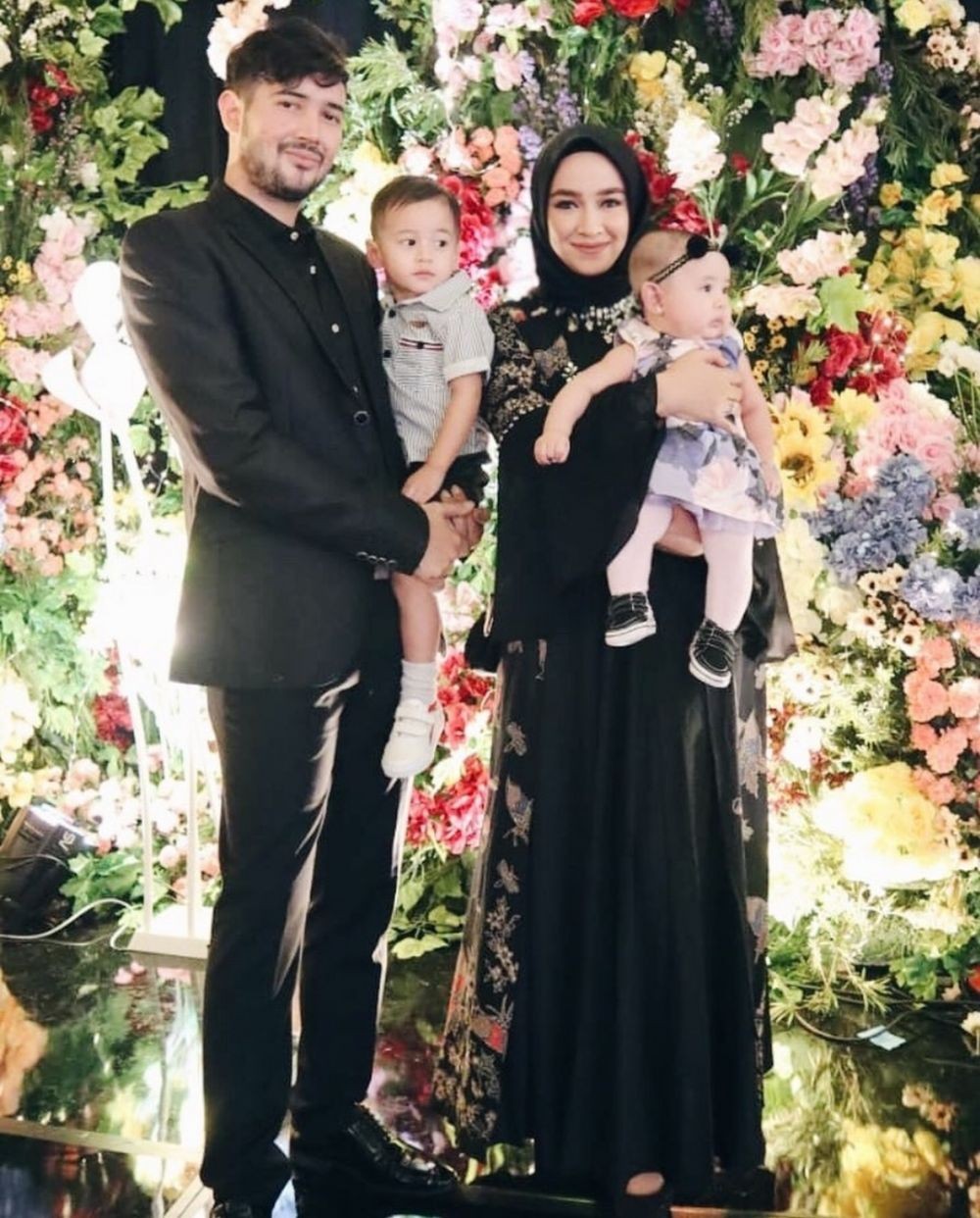 10 Gaya Couple Aryani Fitriana dan Donny Michael, Elegan!