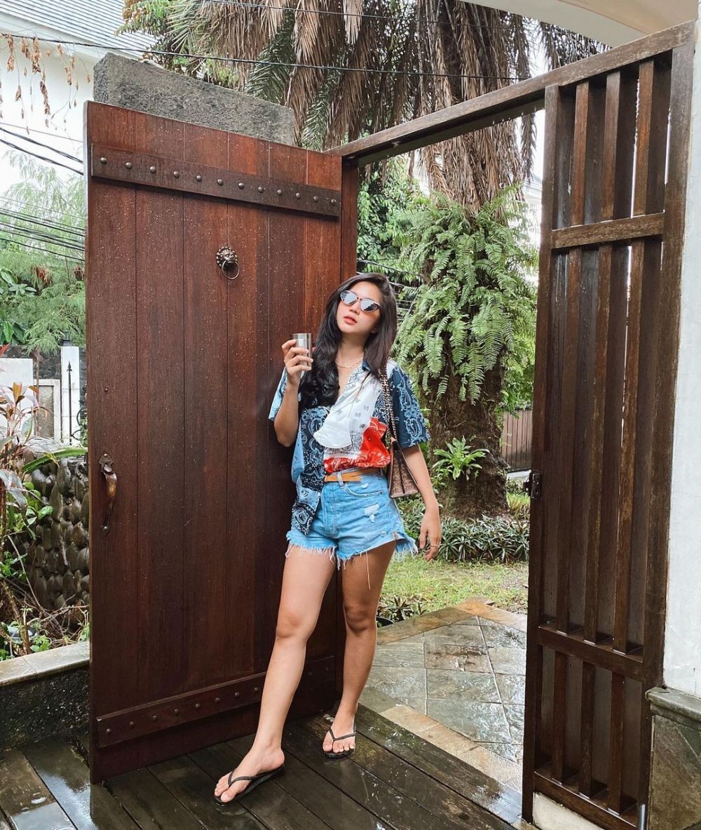 9 Ootd Ala Eriska Nakesya Stylish Buat Jalan Jalan