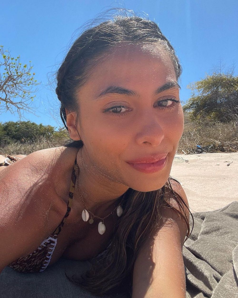 10 Potret Valerie Thomas Saat di Pantai, Jemur hingga Baca