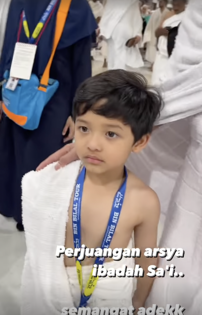 9 Potret Arsya Hermansyah Rayain Ultah saat Ibadah Umrah