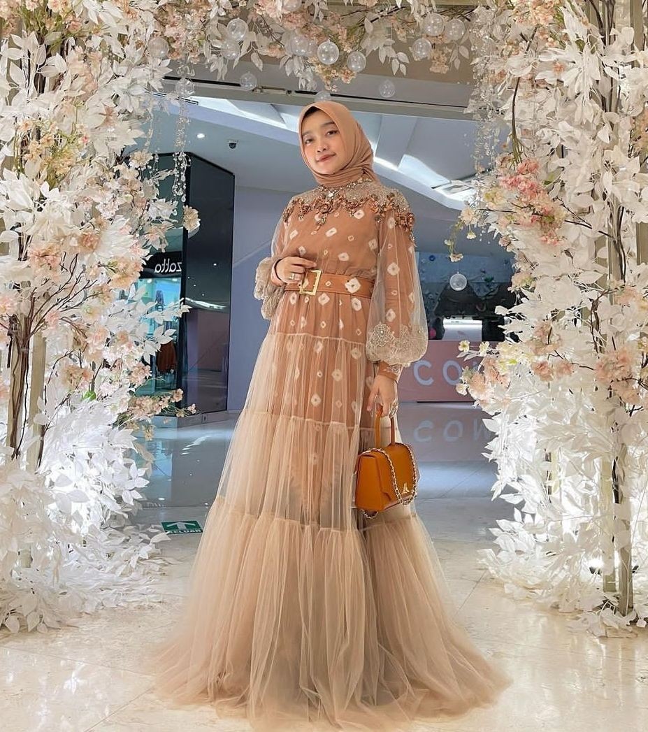 Ide Gaya Kondangan Ayu Dyah Andari, Pilihan Warna Atraktif