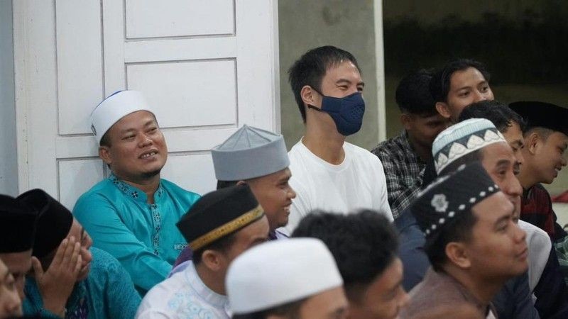 10 Potret Daniel Mananta Bertemu Ustaz Somad, Ikut Pengajian