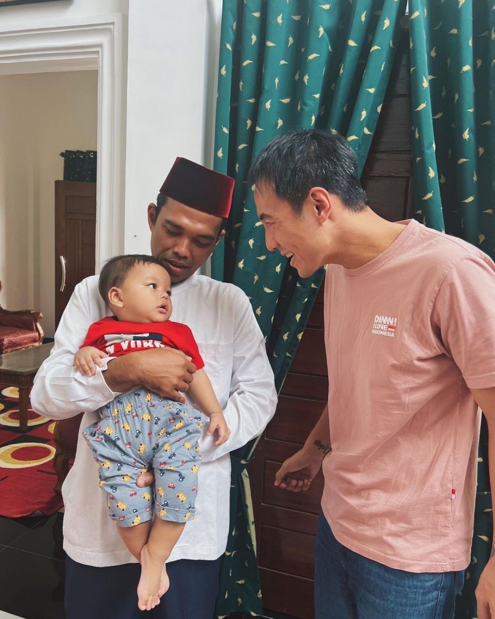 10 Potret Daniel Mananta Bertemu Ustaz Somad, Ikut Pengajian