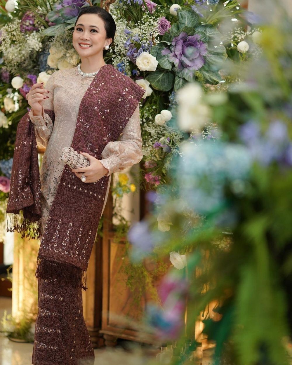 10 Kebaya untuk Dress Code Busana Resmi, Model Modern