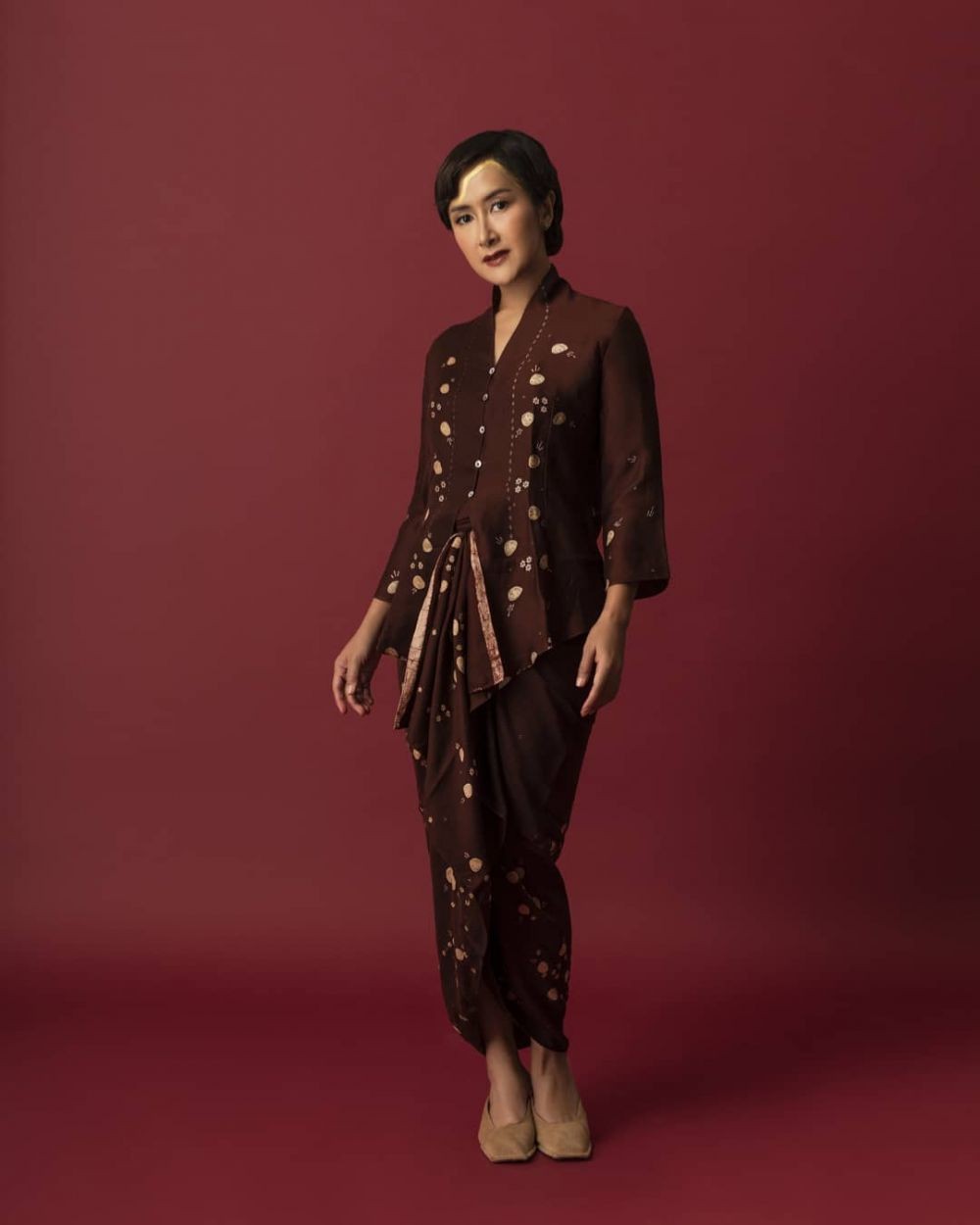 10 Kebaya untuk Dress Code Busana Resmi, Model Modern