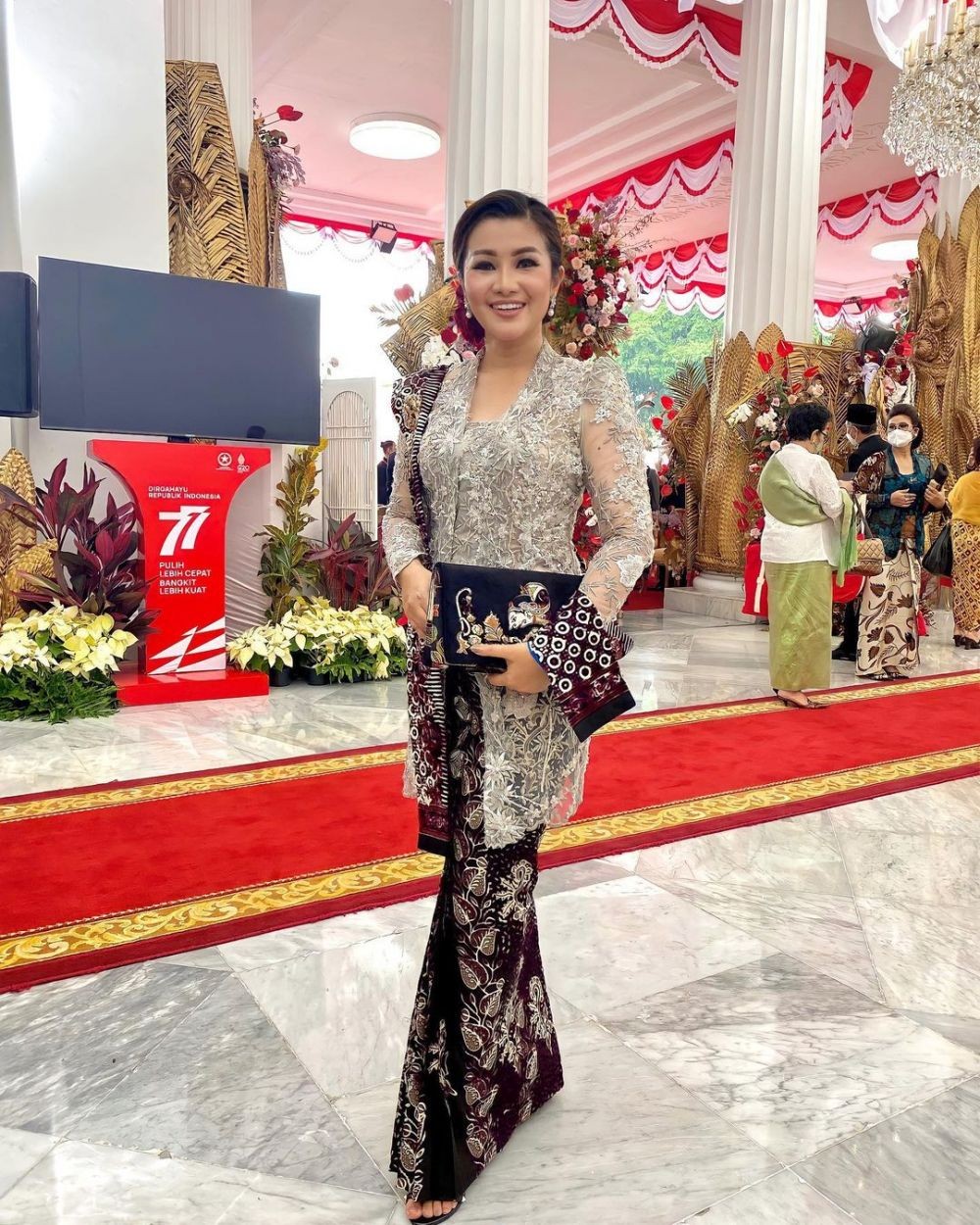 10 Kebaya untuk Dress Code Busana Resmi, Model Modern