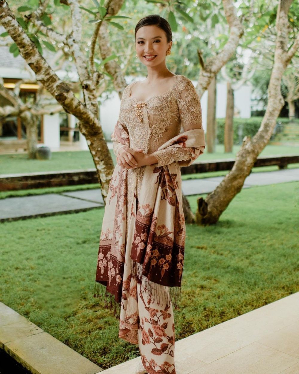 10 Kebaya untuk Dress Code Busana Resmi, Model Modern