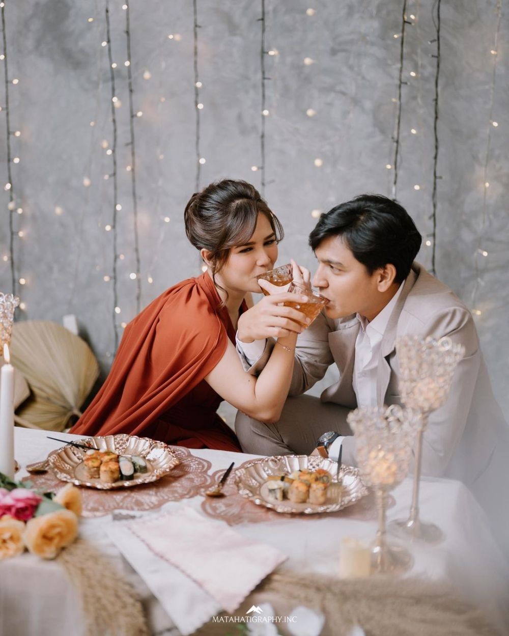 20 Inspirasi Prewed Indoor Simpel sampai Terunik 2022