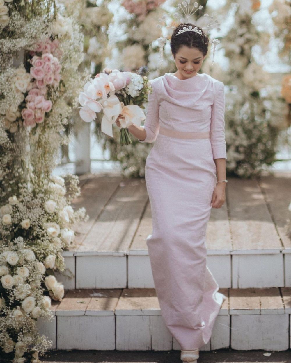 15 Gaun Resepsi Nikah Paling Mewah 2022, Auto Stunning!