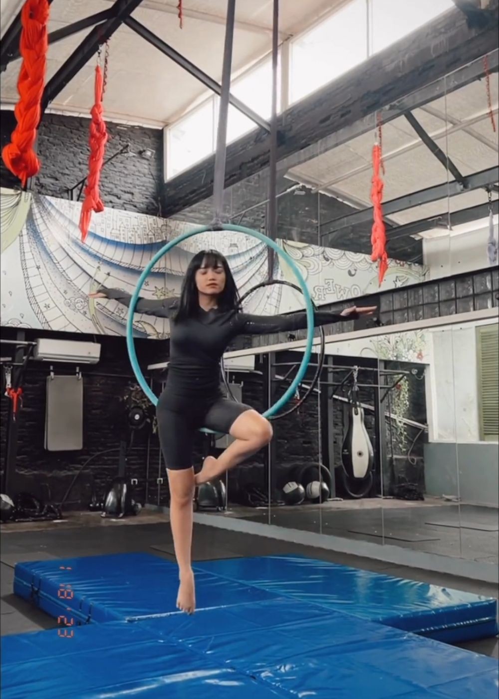 10 Potret Fuji Saat Senam Akrobatik, Ternyata Lentur Banget!