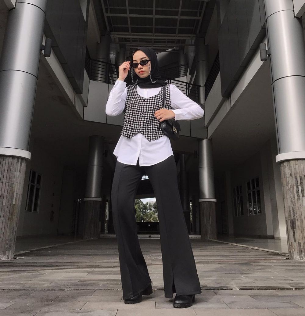 10 OOTD Hijab Celana Hitam, Bikin Kaki Terlihat Jenjang!
