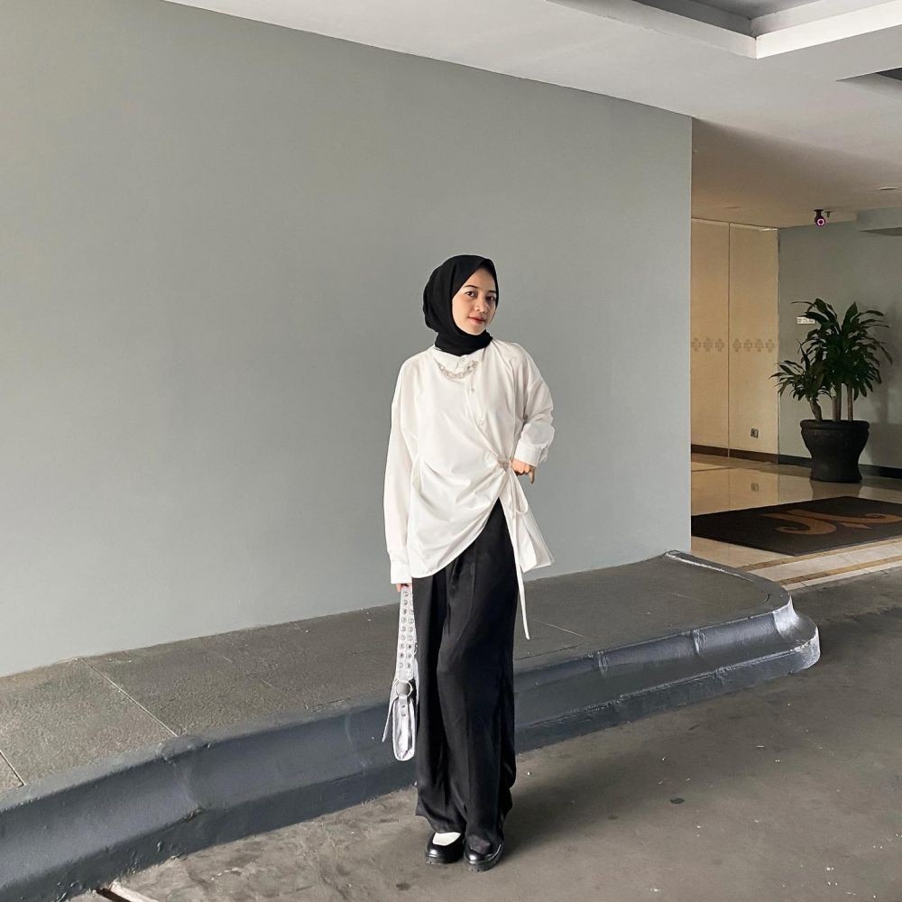 10 OOTD Hijab Celana Hitam, Bikin Kaki Terlihat Jenjang!
