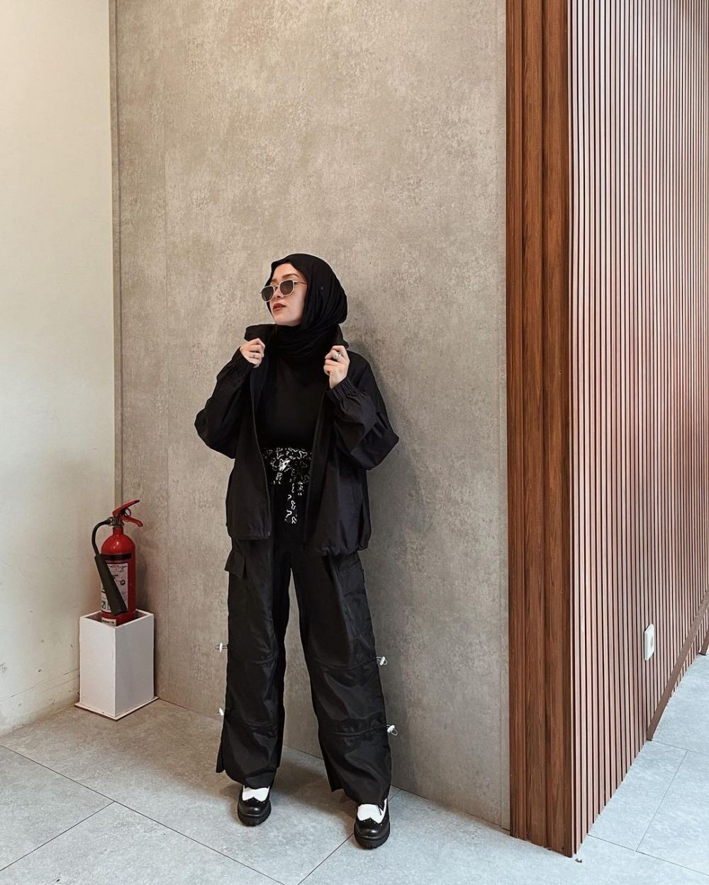10 OOTD Hijab Celana Hitam, Bikin Kaki Terlihat Jenjang!