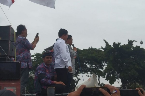 Depan Massa Demo, Anggota Komisi II DPR Dukung Tuntunan Depan Massa Demo, Anggota Komisi II DPR Dukung Tuntunan