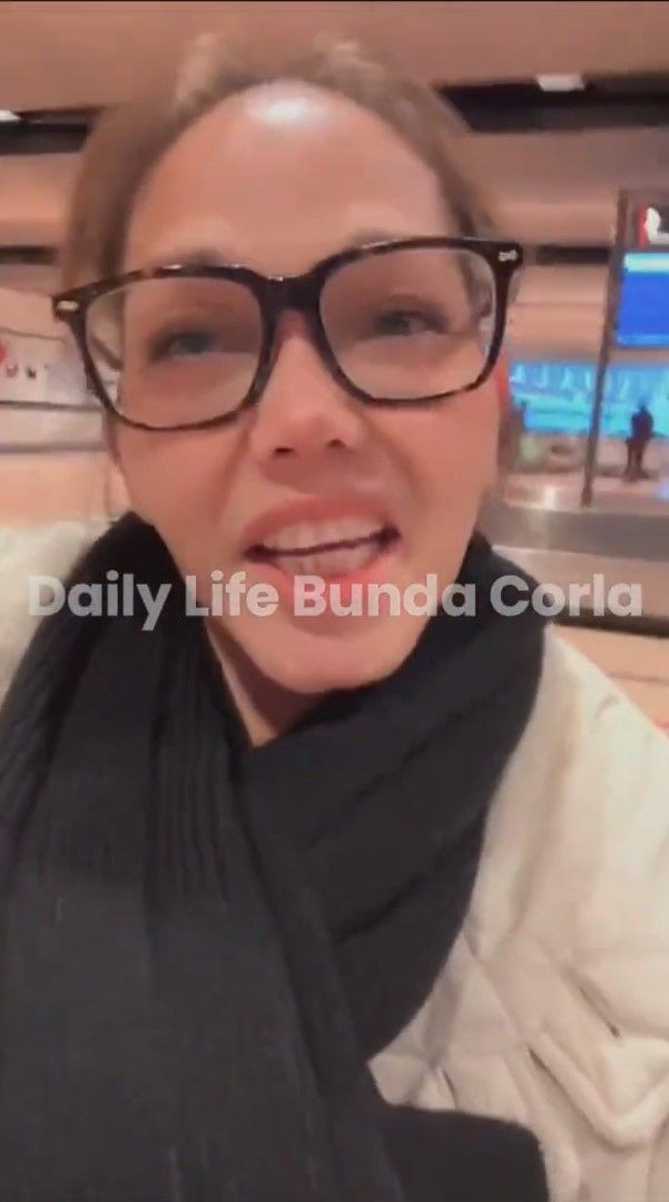 10 Potret Bunda Corla Pulang ke Jerman, Dilepas Banyak Fans 10 Potret Bunda Corla Pulang ke Jerman, Dilepas Banyak Fans