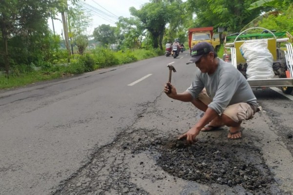 Gufron Perbaiki Jalan Rusak karena Gak Pengin Anaknya Jatuh Gufron Perbaiki Jalan Rusak karena Gak Pengin Anaknya Jatuh