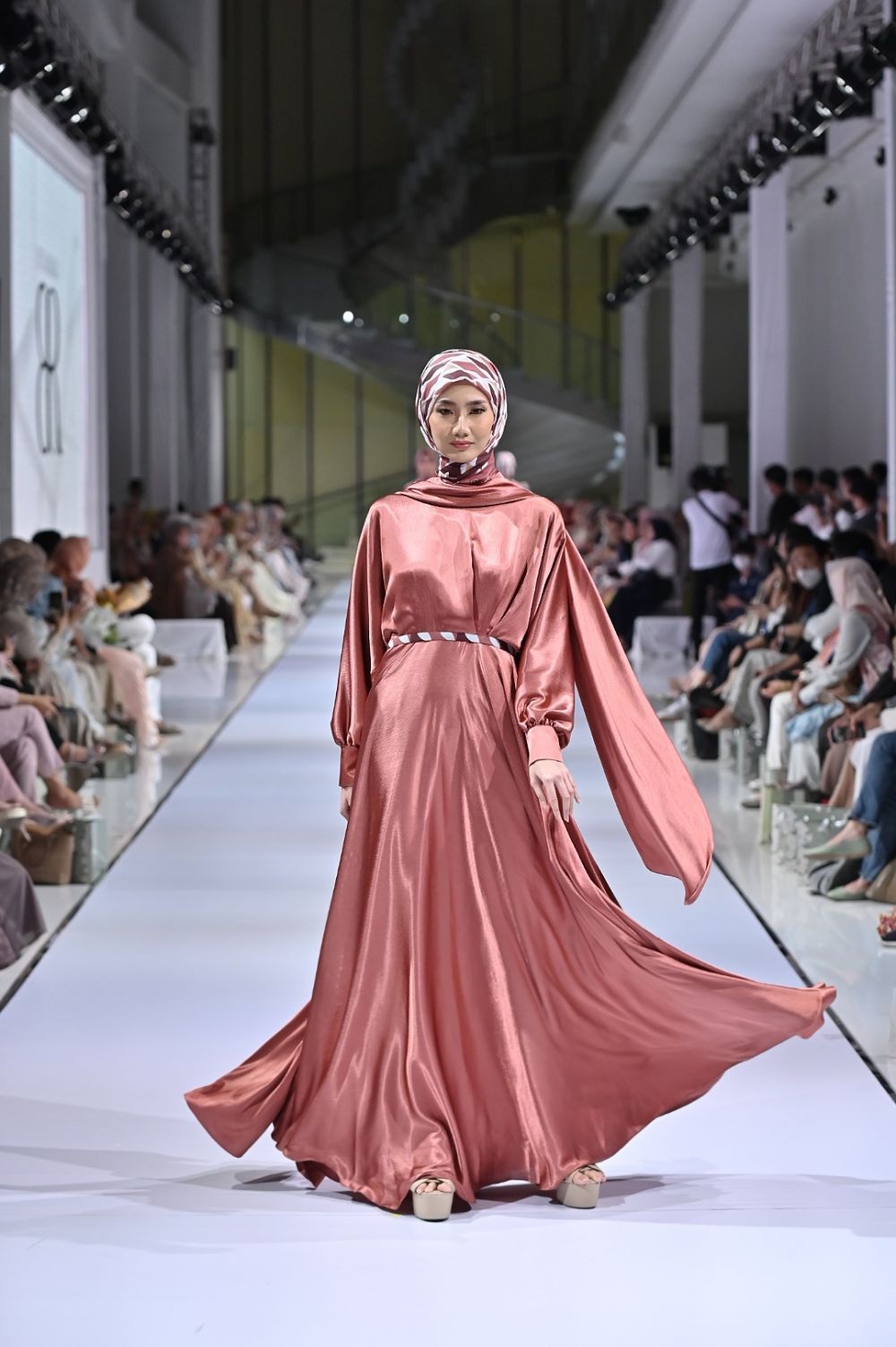 11 Inspirasi Fashion Hijab ala Rya Baraba, Manis dan Anggun!