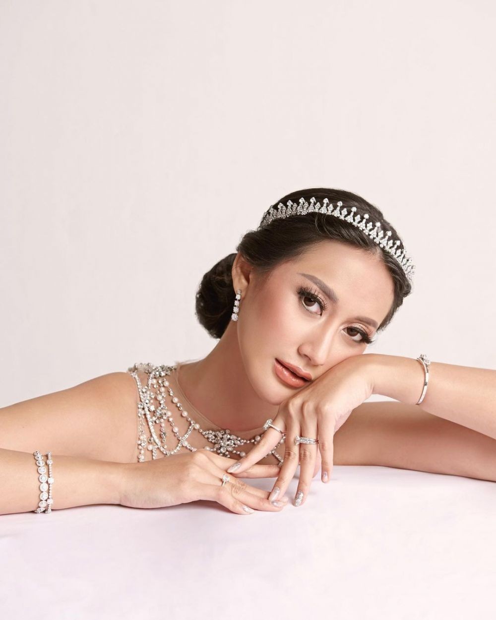 9 Inspirasi Makeup Untuk Resepsi Pernikahan Dengan Gaun